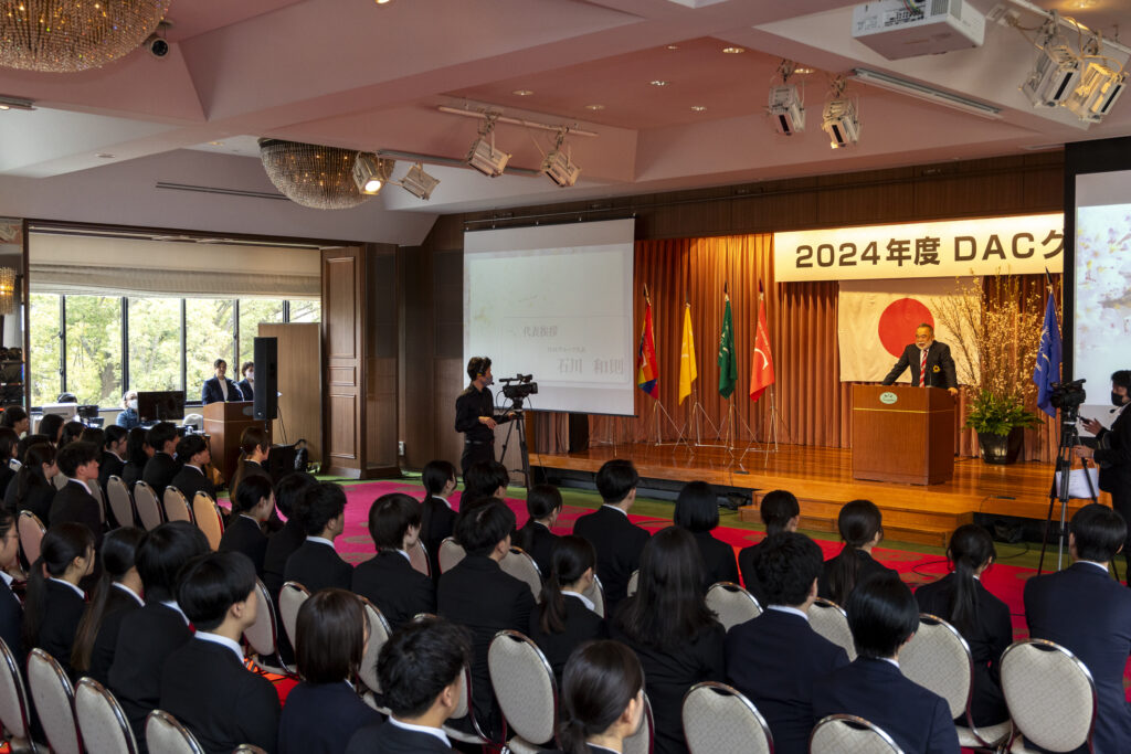 DACグループ2024年度入社式を開催いたしました | 株式会社デイリースポーツ案内広告社